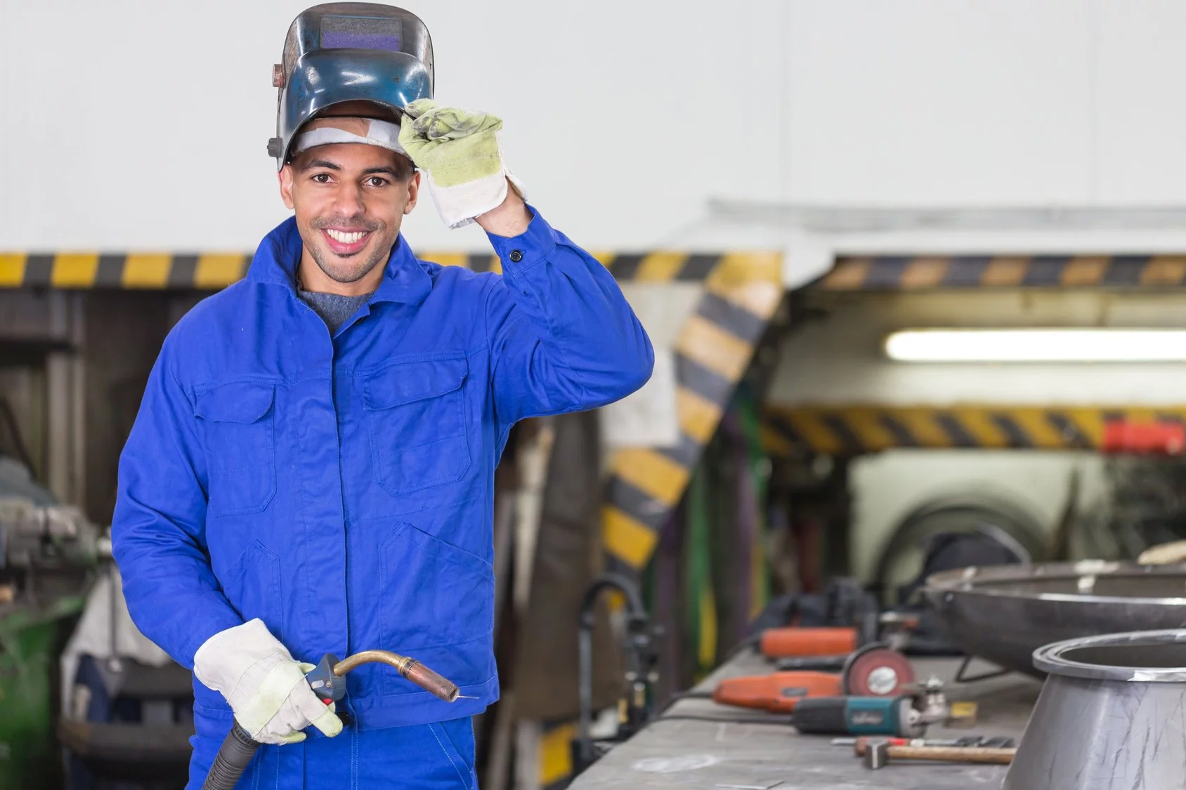 Soudeur / Soudeuse : métier, salaire, formation | CIDJ